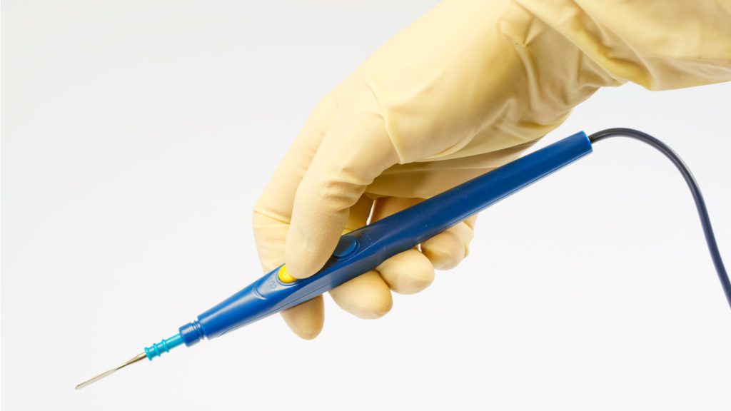 電気メスとは？ 実は「切っていない」？ 熱と電気の特性が生み出す驚きの機能 - Lab BRAINS